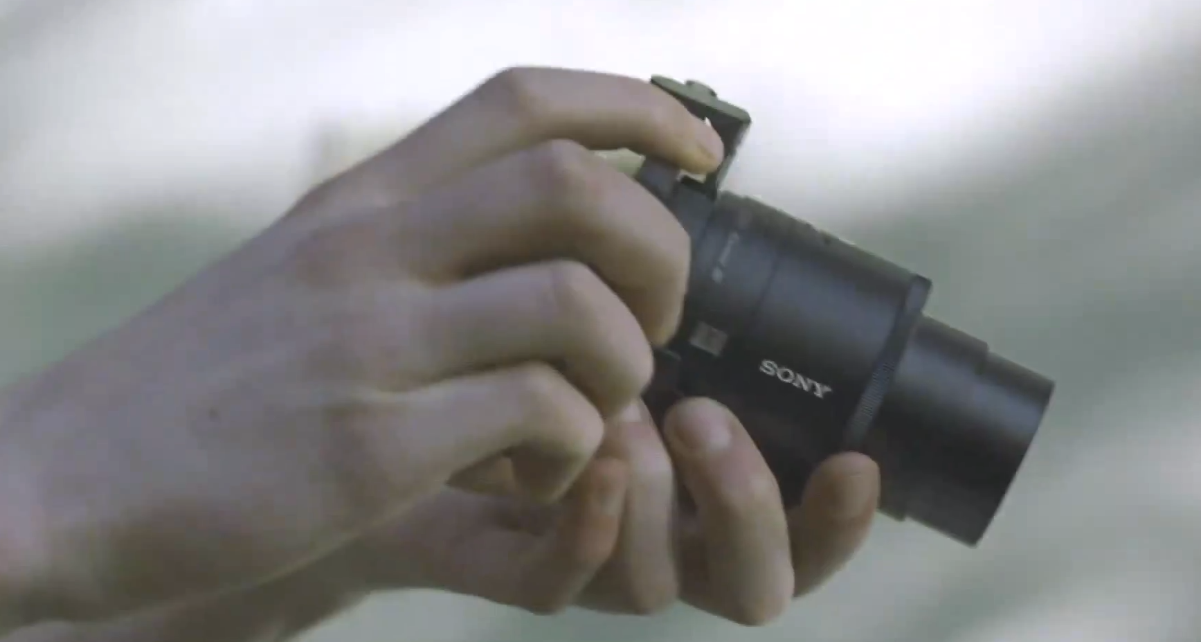 Sony ad for attachable QX10 and QX100 smartphone lenses leaks