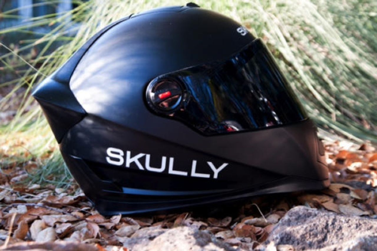Skully P1 helmet pioneers navigation and rear view HUD with voice controls