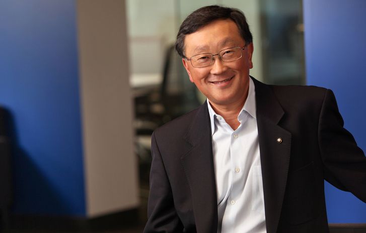BlackBerry CEO puts focus on handsets, cross-platform messaging