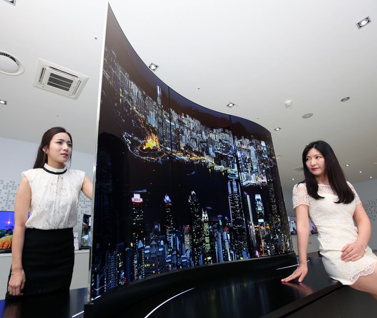 Stunning LG "wave" double-sided OLED display leaves us speechless