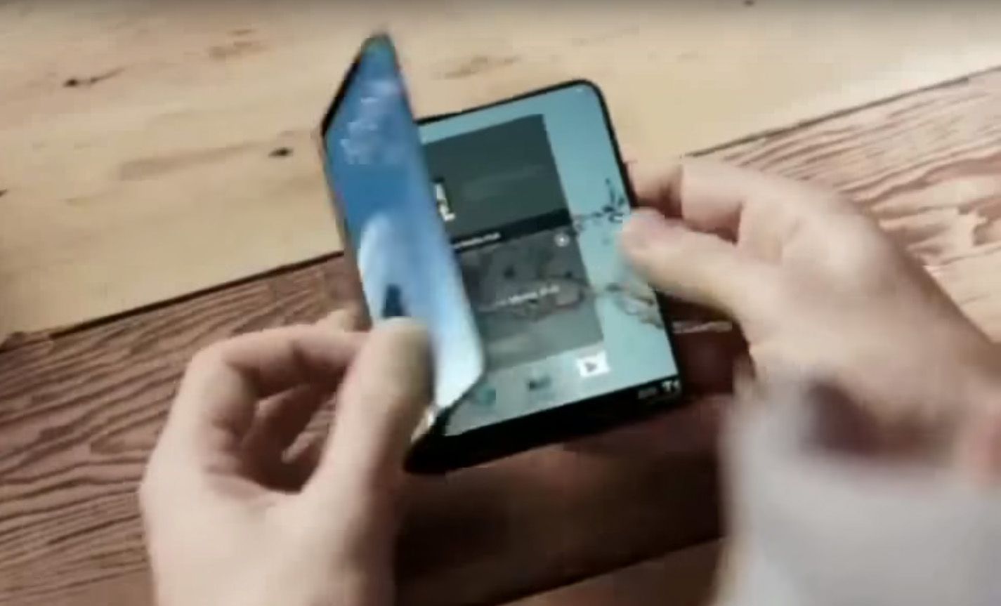 Samsung working on bendy phones, one will fold like a compact
