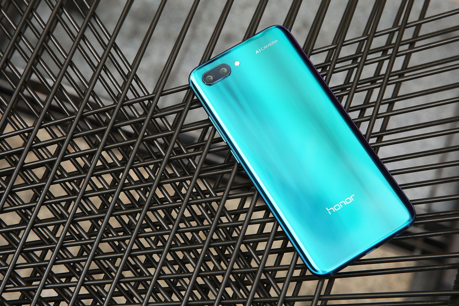The Honor 10's stunning design makes other smartphones look boring