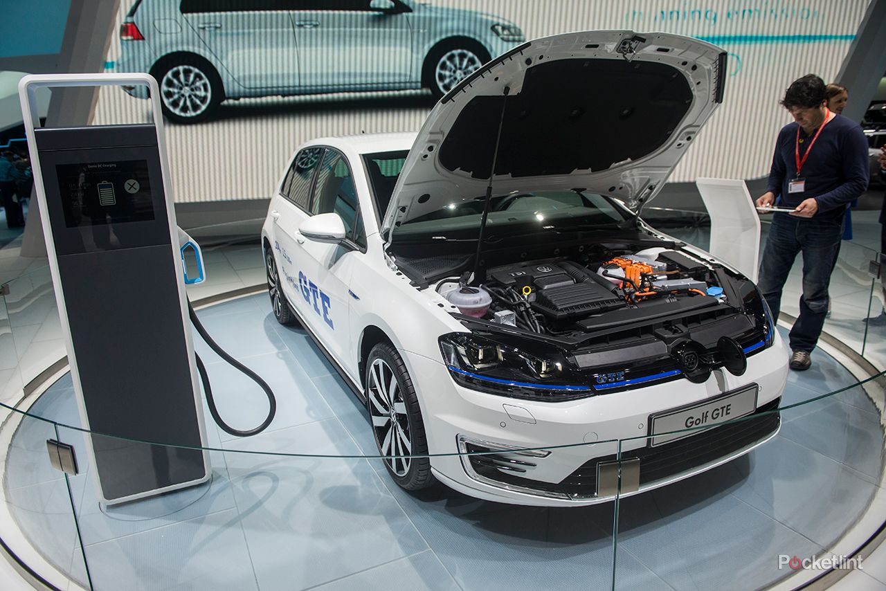 Volkswagen Golf GTE pictures and eyes-on: Mean meets green