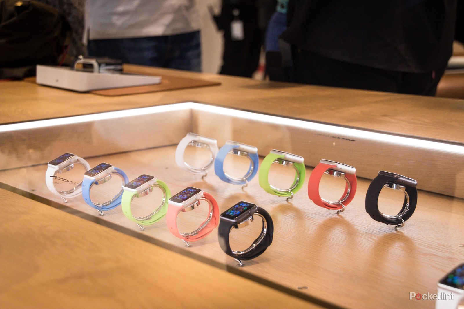 Apple Watch sells 1m units on the first day of pre-order in the US, not ...