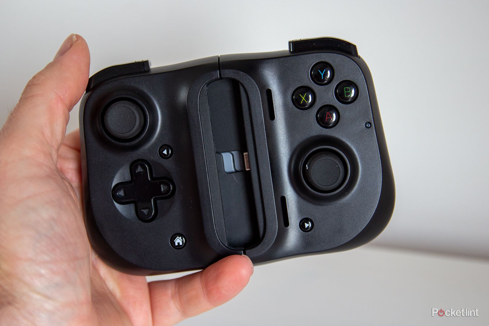 Playing with Razer Kishi: The controller to boost your gaming?